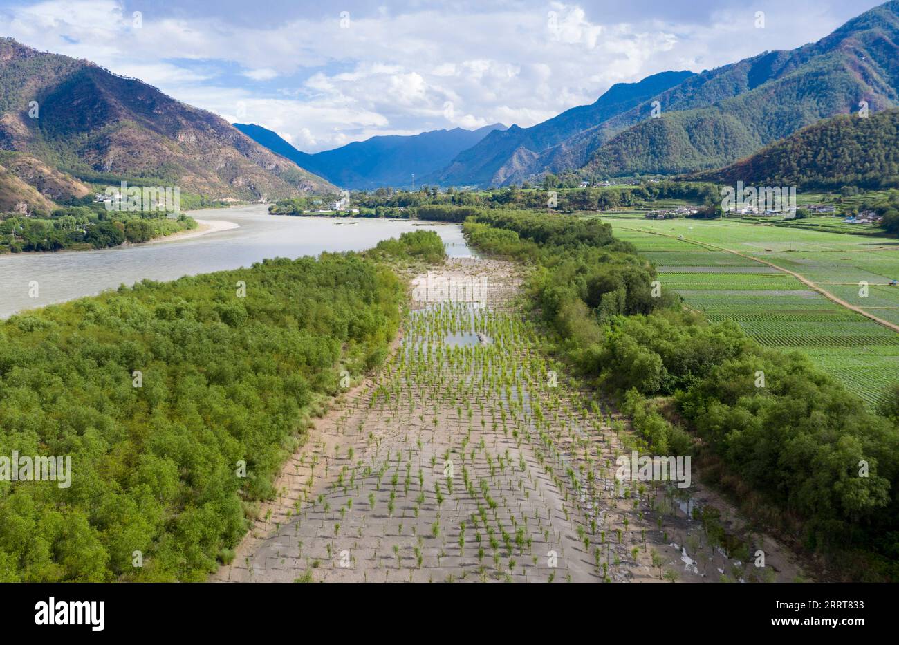 Shigu yunnan china hi-res stock photography and images - Alamy