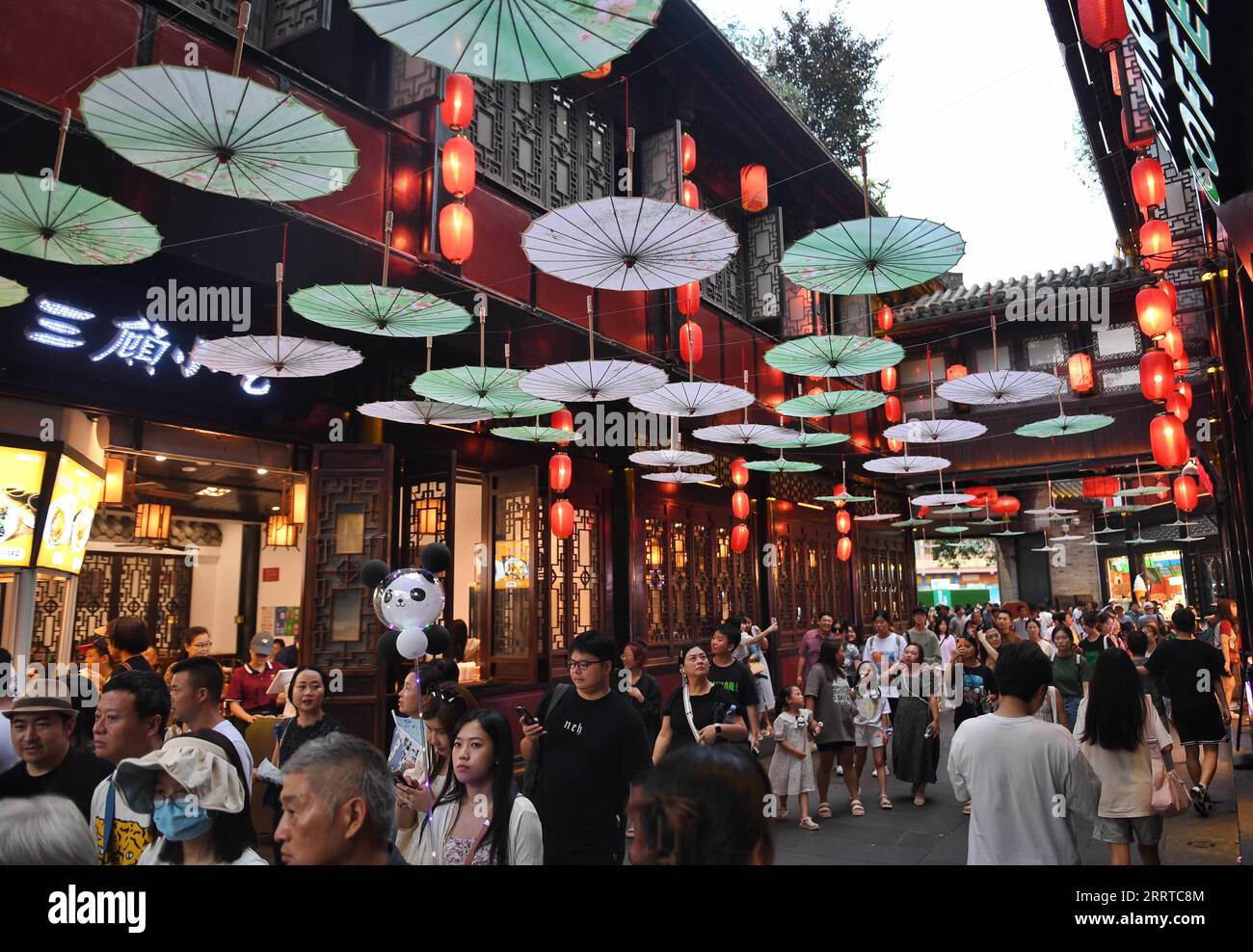 230715 -- CHENGDU, July 15, 2023 -- Tourists visit the Jinli folklore ...