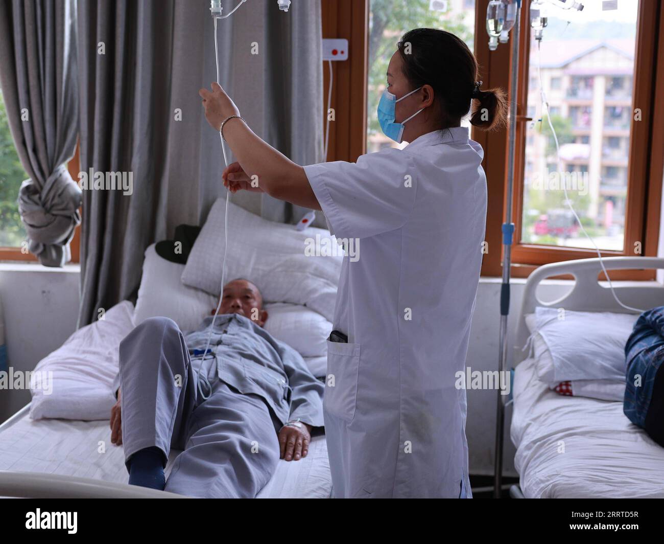 Mobilizing patient hi-res stock photography and images - Alamy
