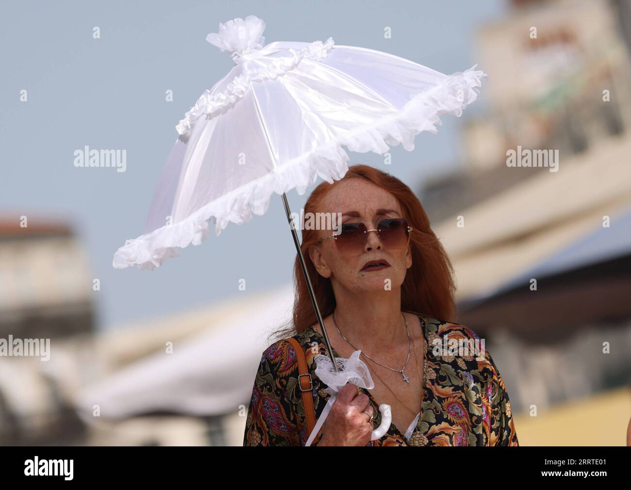 230720 -- MONTPELLIER, July 20, 2023 -- A woman covers herself with an ...
