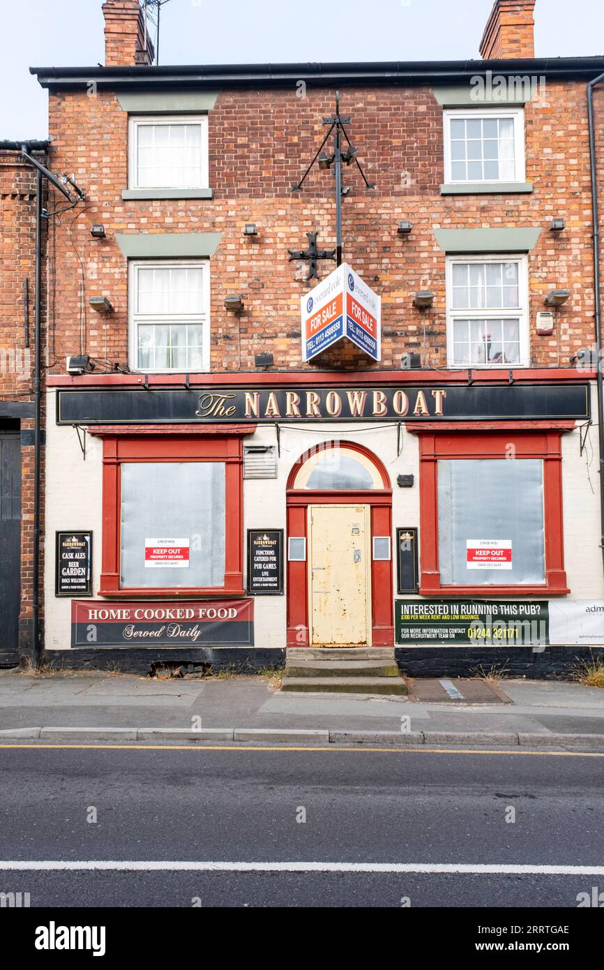 Closed down and boarded up The Narrowboat pub in Middlewich Cheshire UK ...