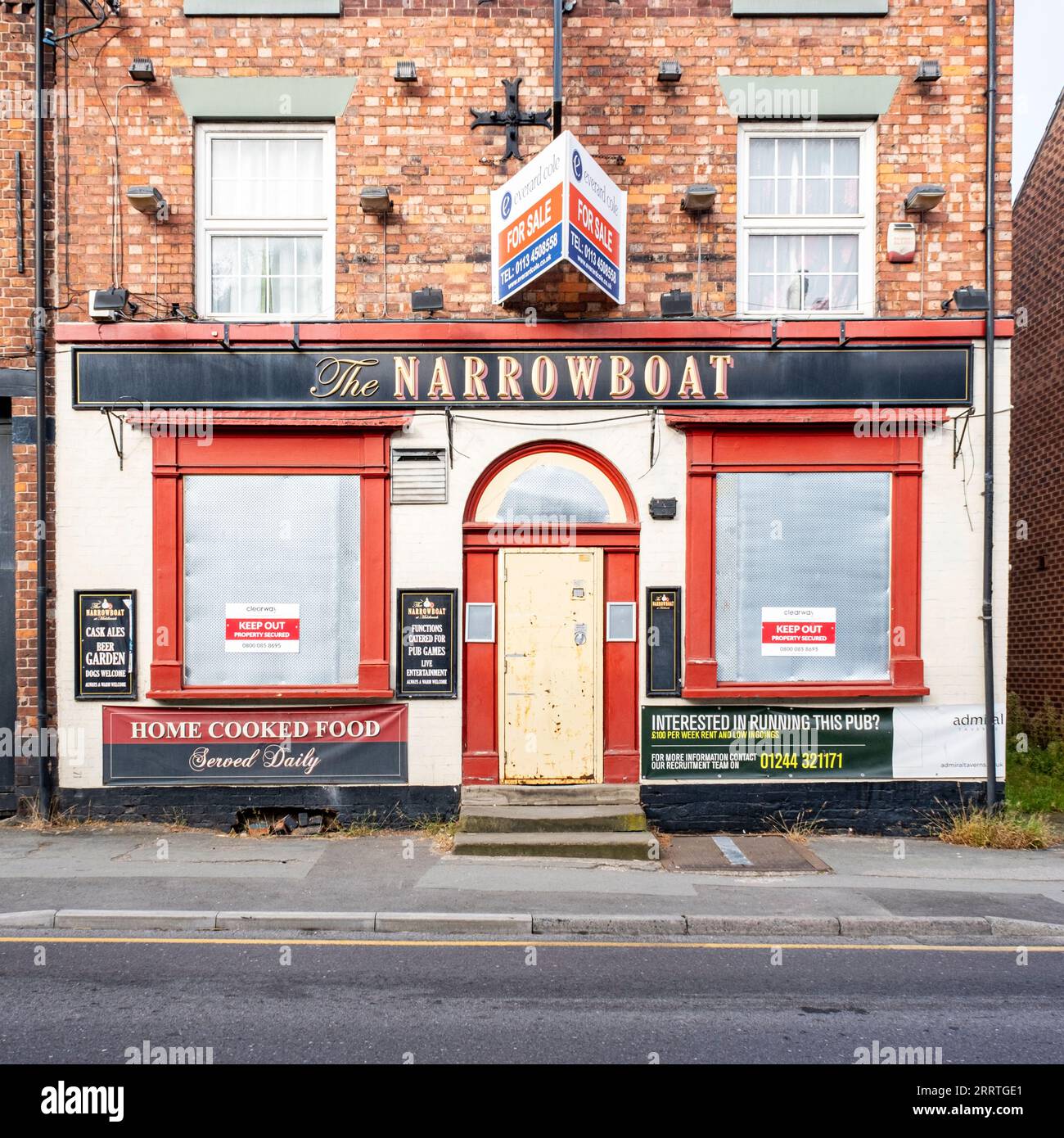 Closed down and boarded up The Narrowboat pub in Middlewich Cheshire UK ...