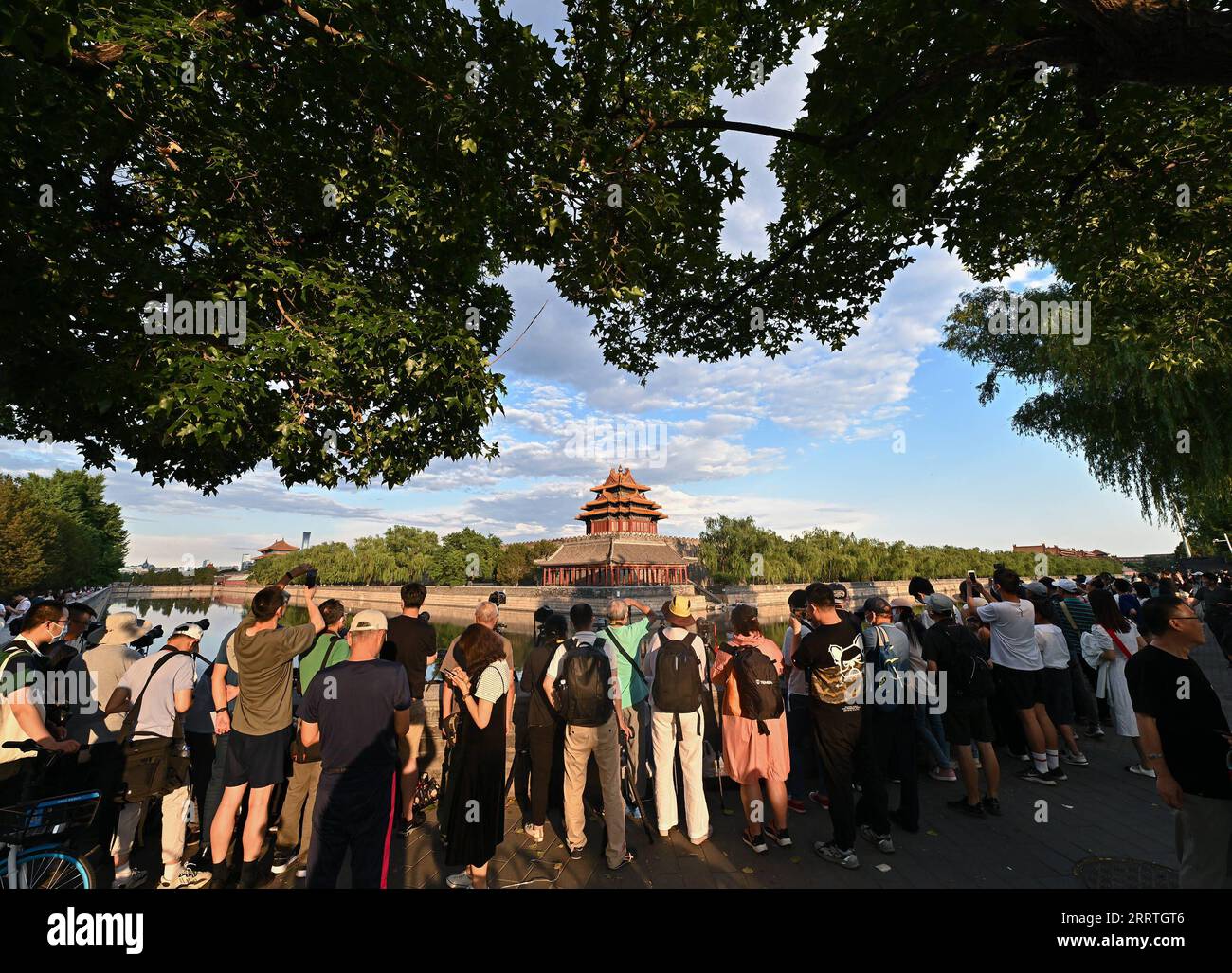 230725 -- BEIJING, July 25, 2023 -- People take photos of a turret of ...