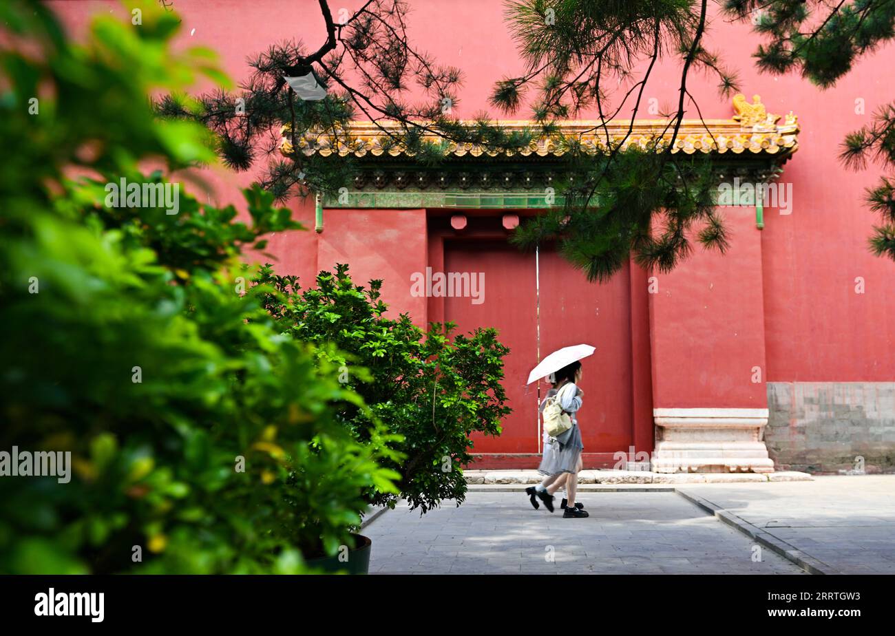 230725 -- BEIJING, July 25, 2023 -- Tourists visit the Imperial ...
