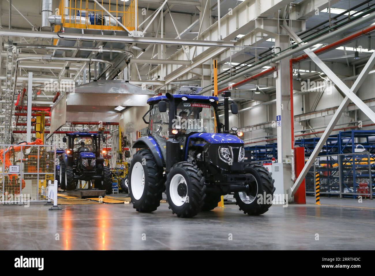 Multiple tractors hi-res stock photography and images - Alamy