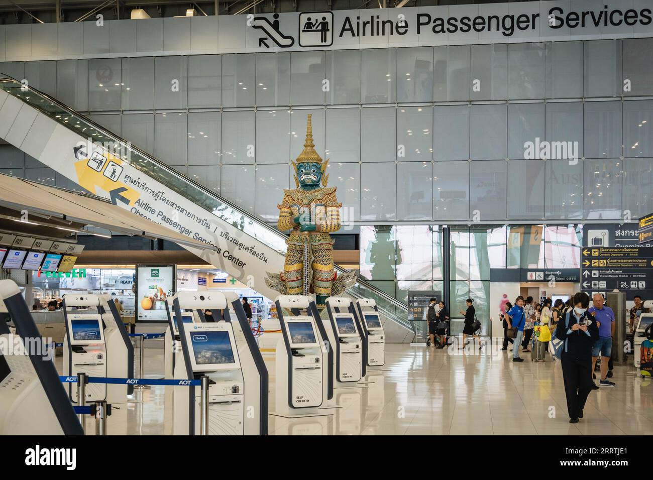Check in counters area hi-res stock photography and images - Alamy