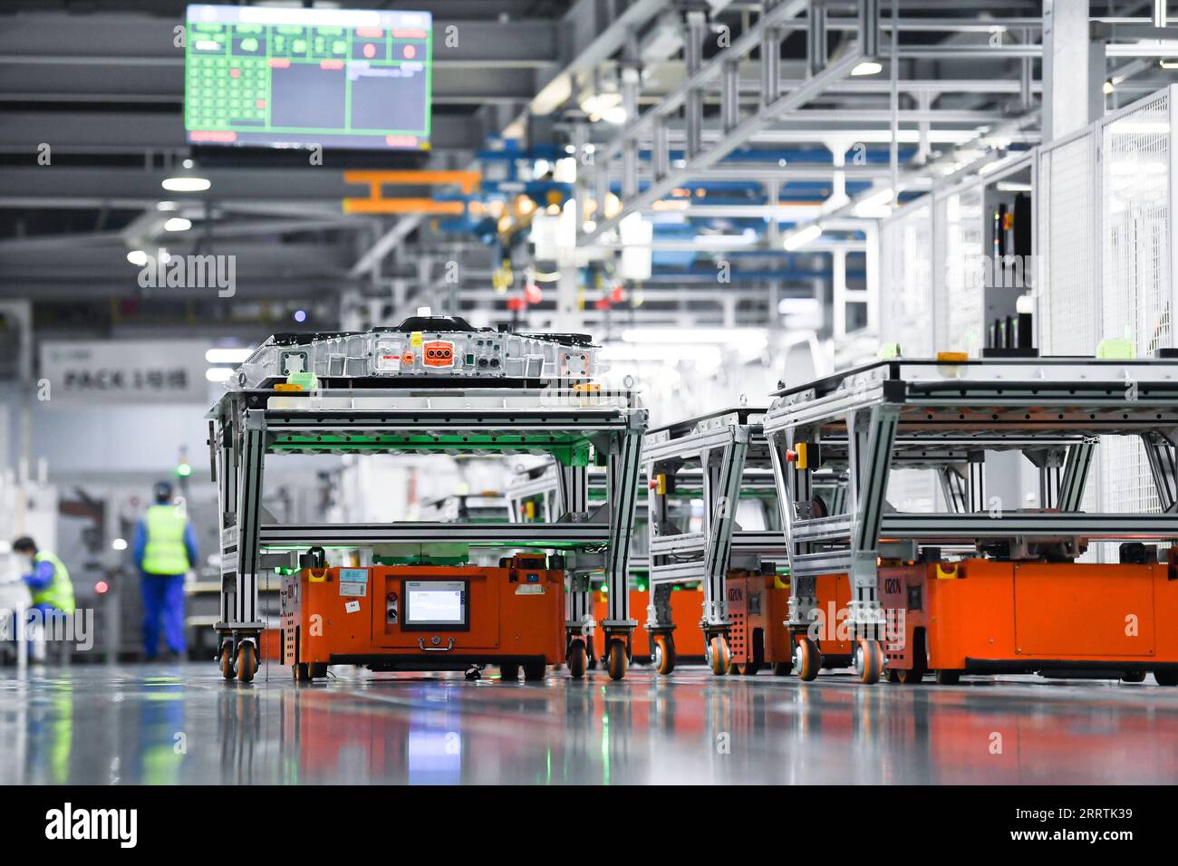 230728 -- BEIJING, July 28, 2023 -- A transport vehicle delivers the installed power battery ...