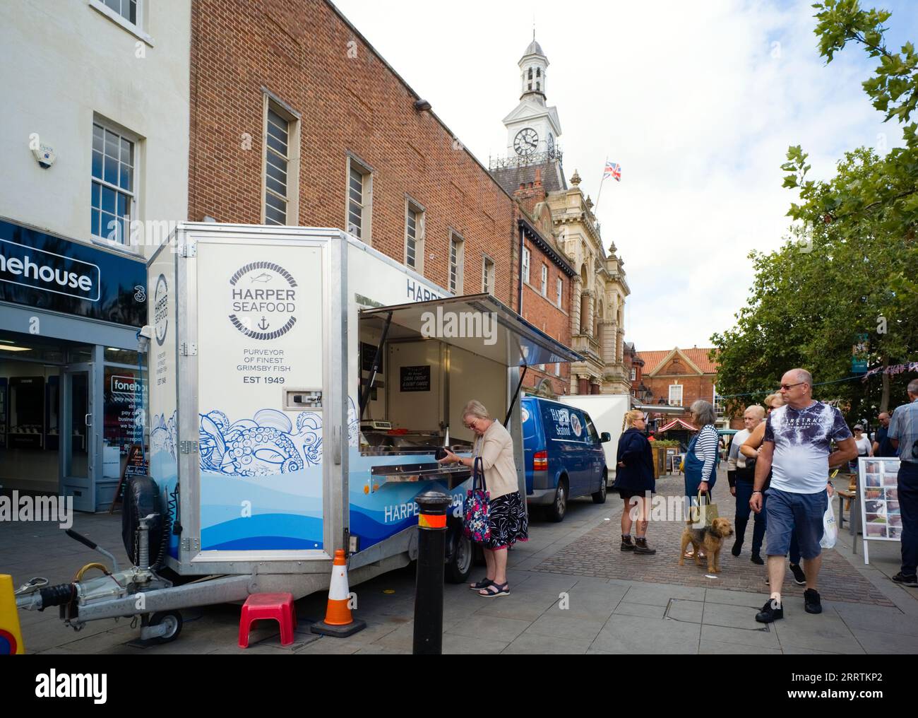 Harper seafood stall in Retford Market square Stock Photo - Alamy