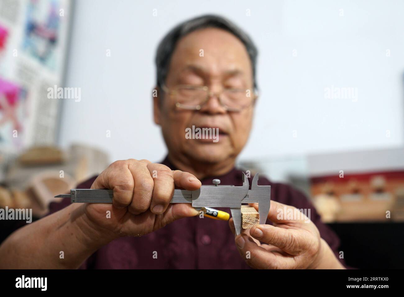 230730 -- SHIJIAZHUANG, July 30, 2023 -- Craftsman Hou Quanchen makes a ...