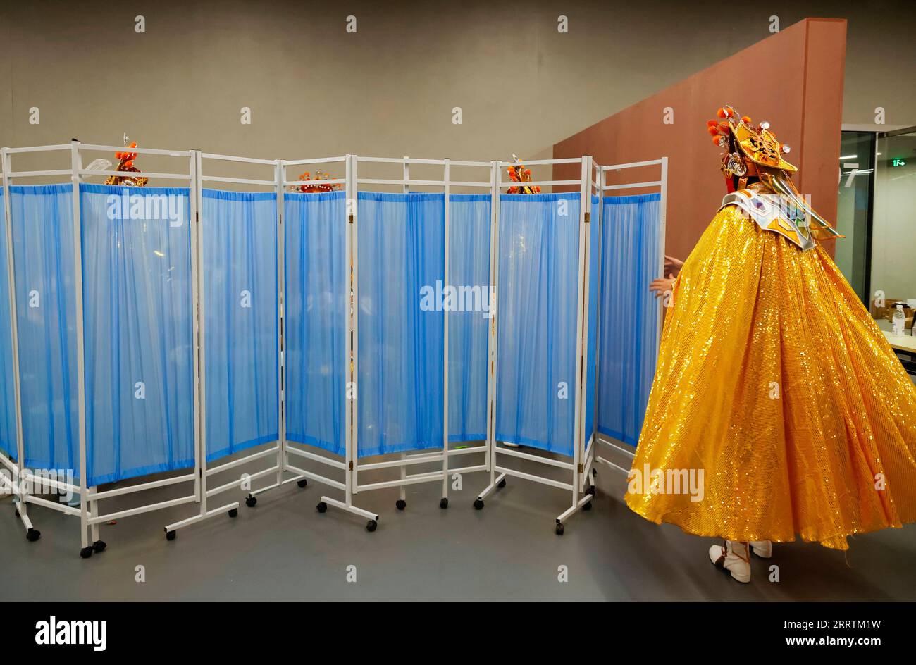 230729 -- CHENGDU, July 29, 2023 -- Ren Xin R close the folding screen ...