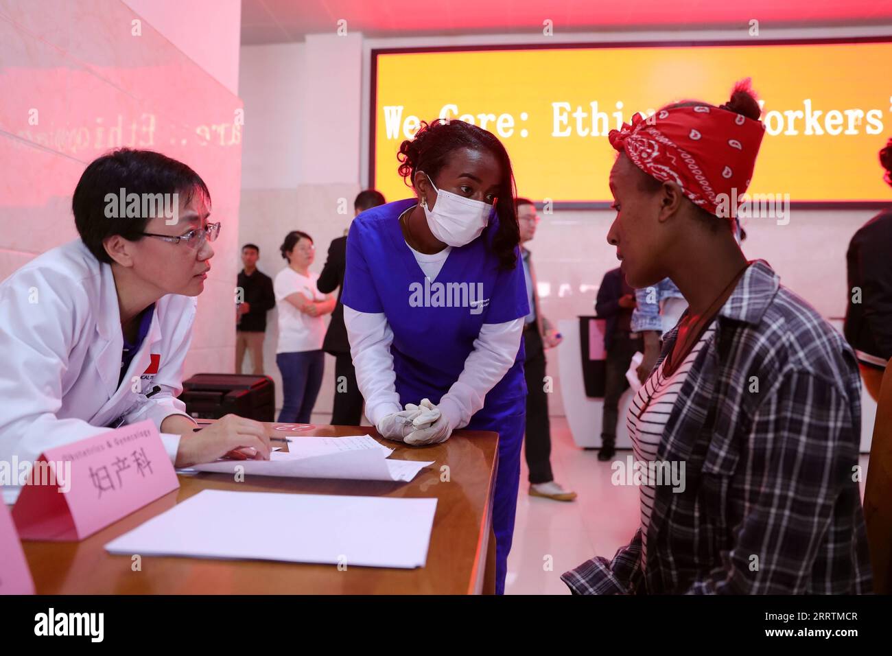 230731 -- DUKEM, July 31, 2023 -- A Chinese doctor gives free medical ...