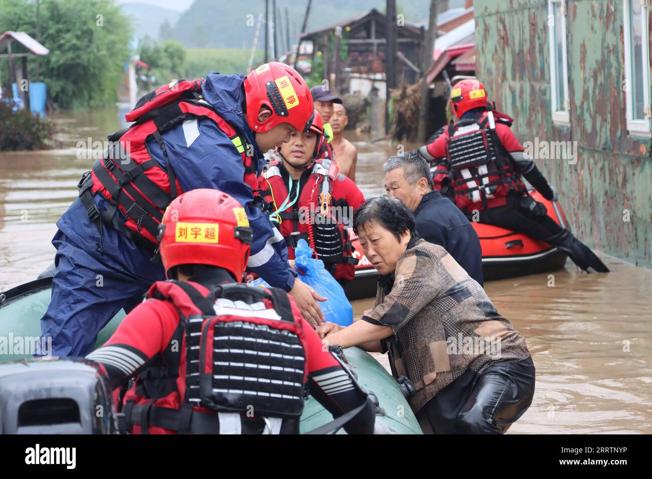 230804 -- HARBIN, Aug. 4, 2023 -- Firefighters rescue stranded ...