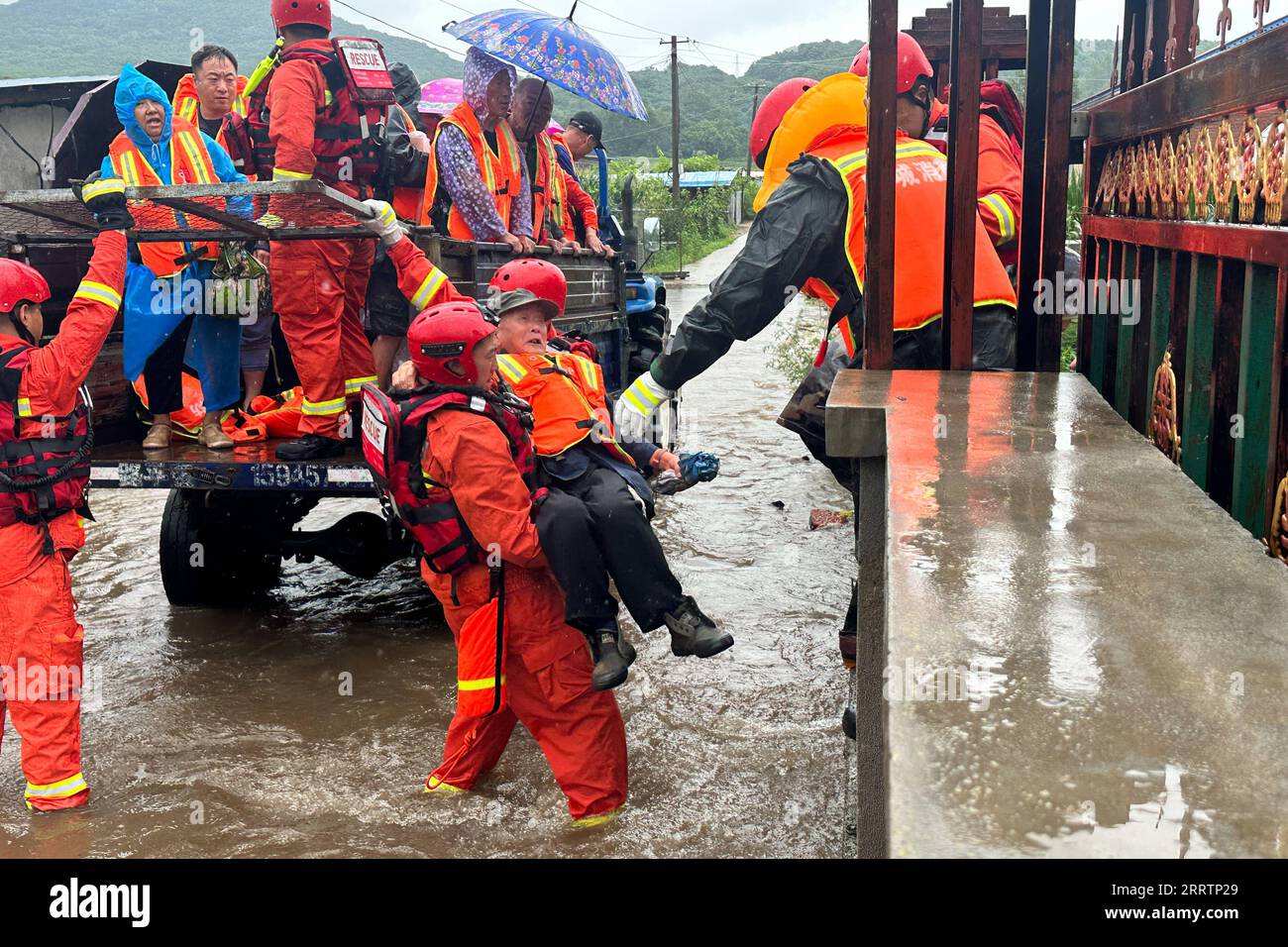 230804 -- HARBIN, Aug. 4, 2023 -- Firefighters rescue stranded ...