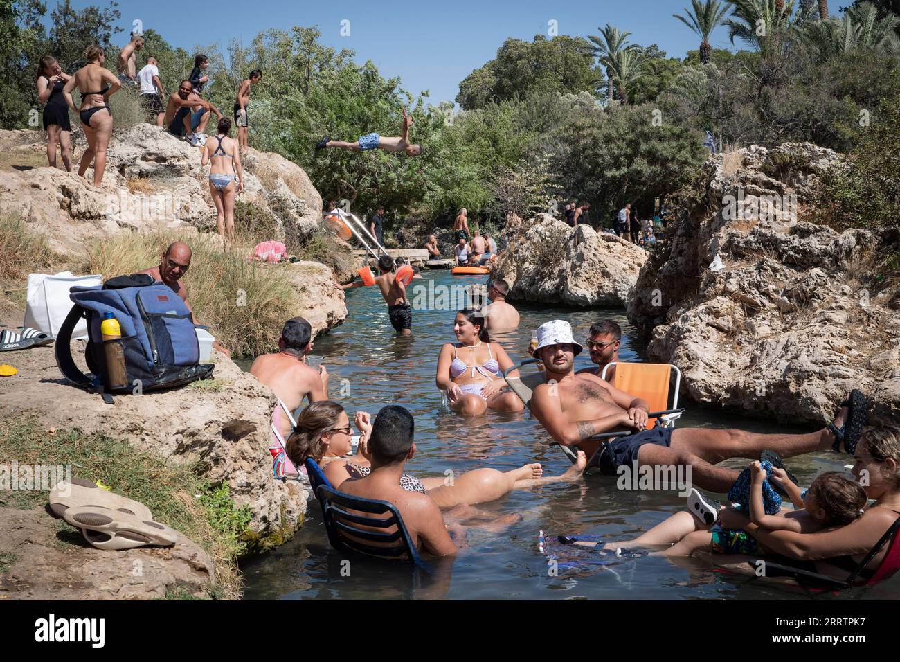 230806 -- BEIT SHE AN, Aug. 6, 2023 -- People cool themselves off amid hot weather in the Gan ...