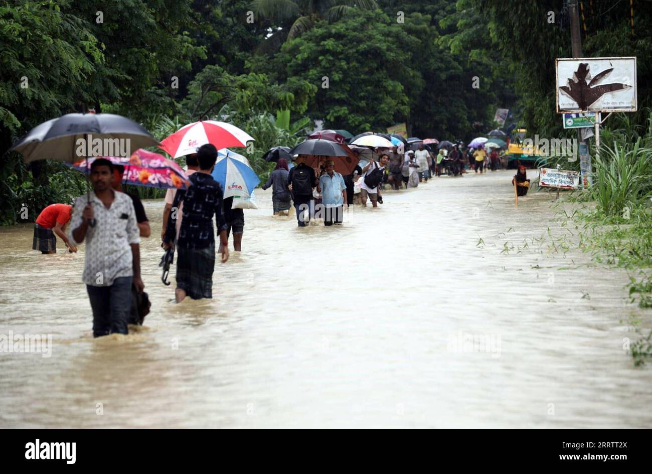 Traffic through street in dhaka hi-res stock photography and images - Alamy