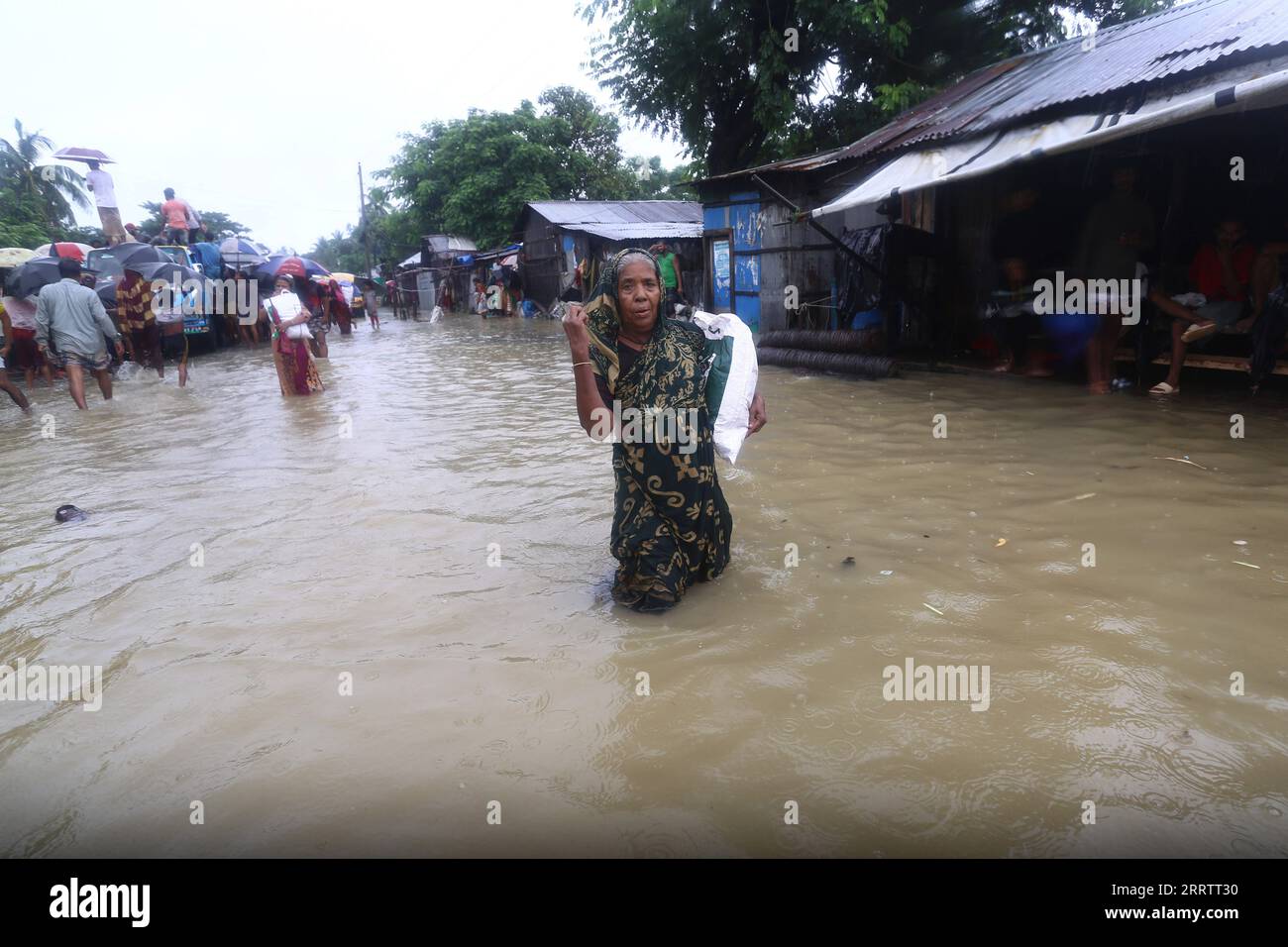 Traffic through street in dhaka hi-res stock photography and images - Alamy