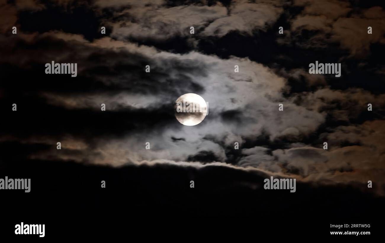 Night view moon dark clouds hi-res stock photography and images - Alamy