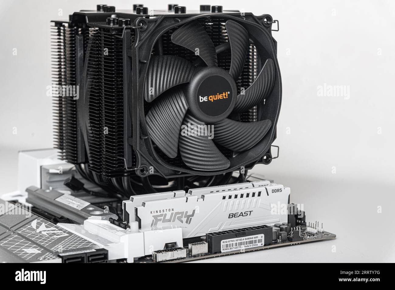 Installing a be quiet CPU cooler Dark Rock Pro 4 on the motherboard ...