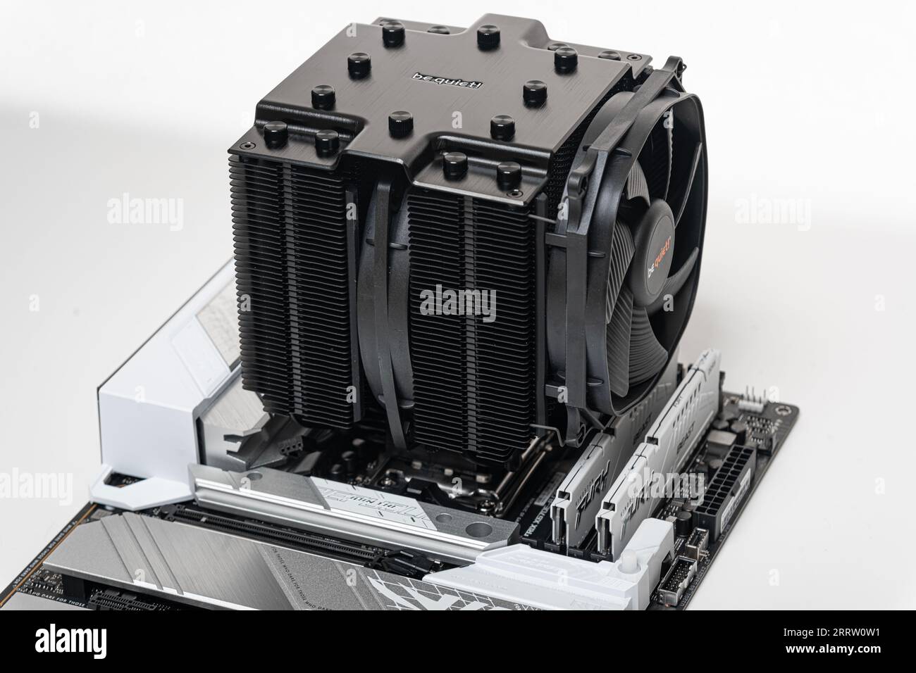 Installing a be quiet CPU cooler Dark Rock Pro 4 on the motherboard ...