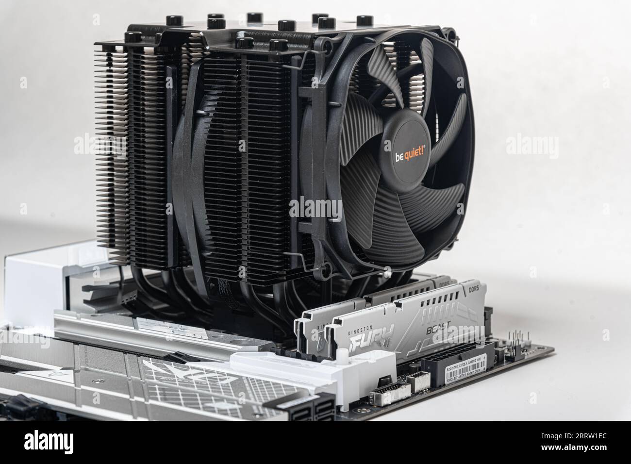 Installing a be quiet CPU cooler Dark Rock Pro 4 on the motherboard ...