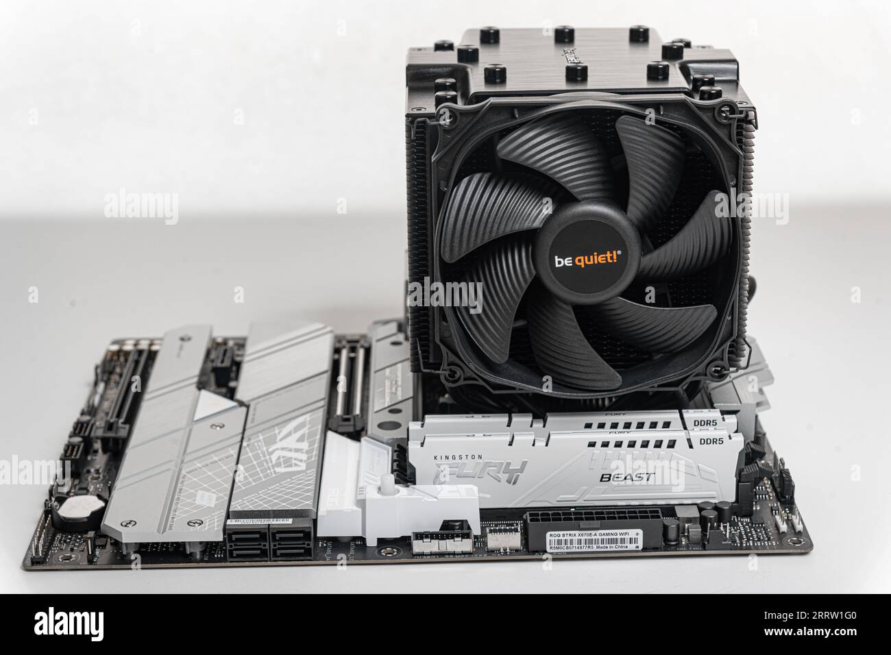 Installing a be quiet CPU cooler Dark Rock Pro 4 on the motherboard ...