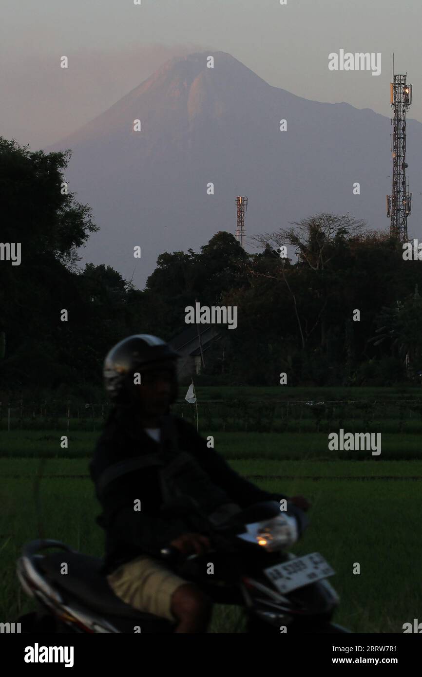 Bantul, Yogyakarta, Indonesia. 9th Sep, 2023. Mount Merapi spews smoke ...