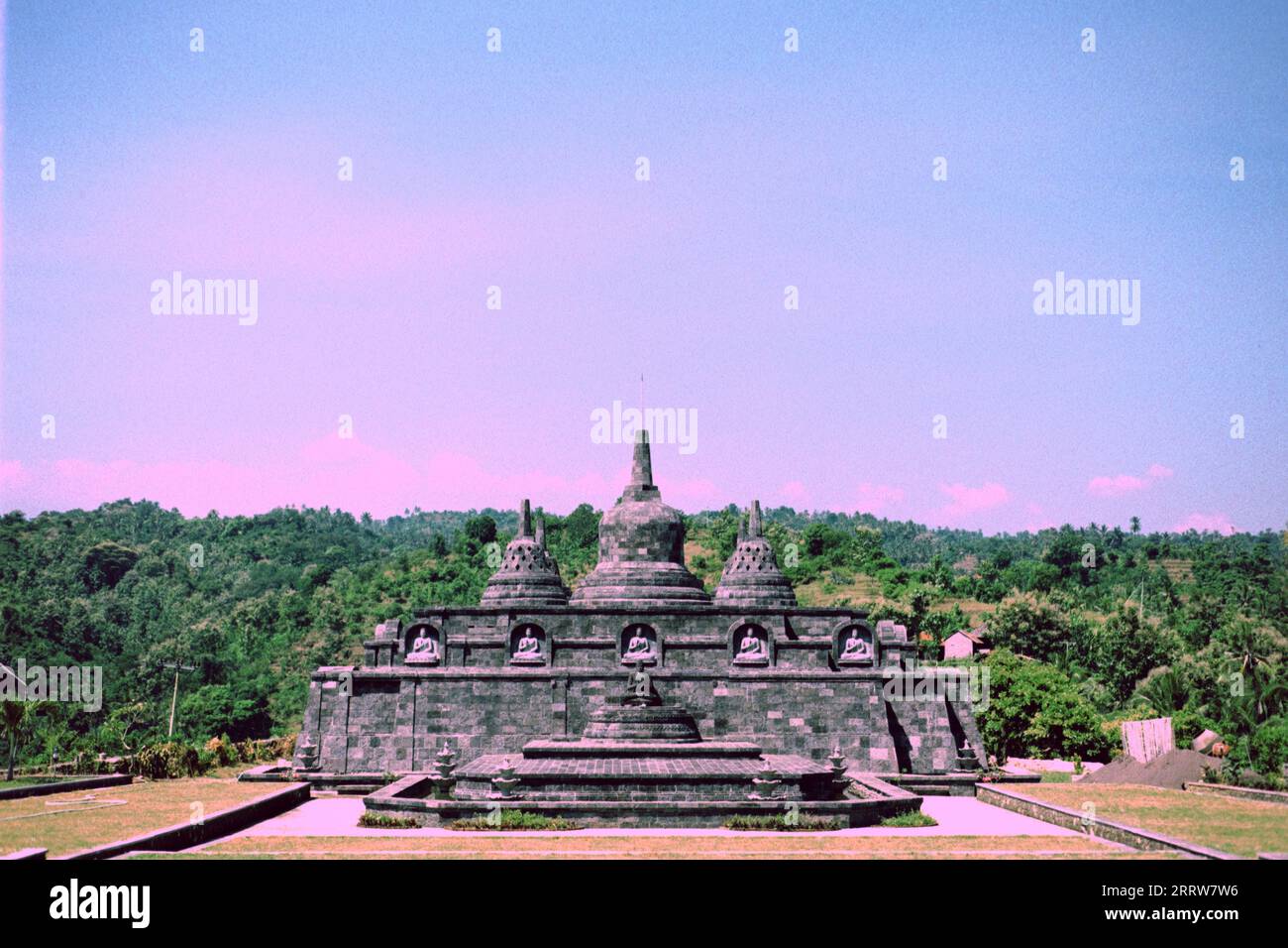 Entrance to a traditional Balinese temple Stock Photo - Alamy