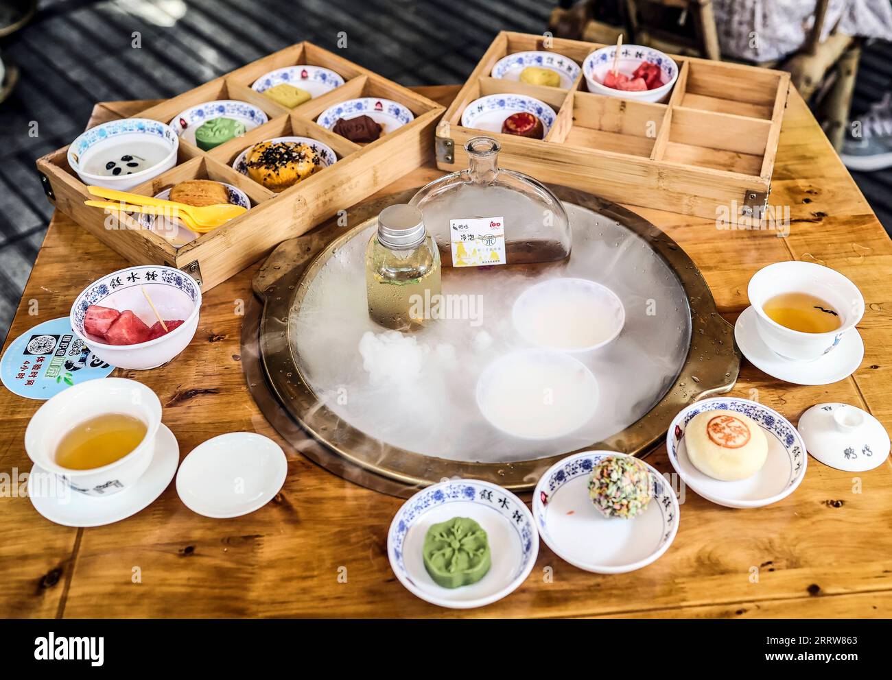 230814 -- CHENGDU, Aug. 14, 2023 -- A set meal for tea tasting is ...
