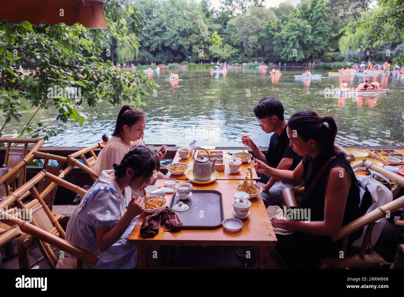 230814 -- CHENGDU, Aug. 14, 2023 -- Customers have meals at Heming tea ...