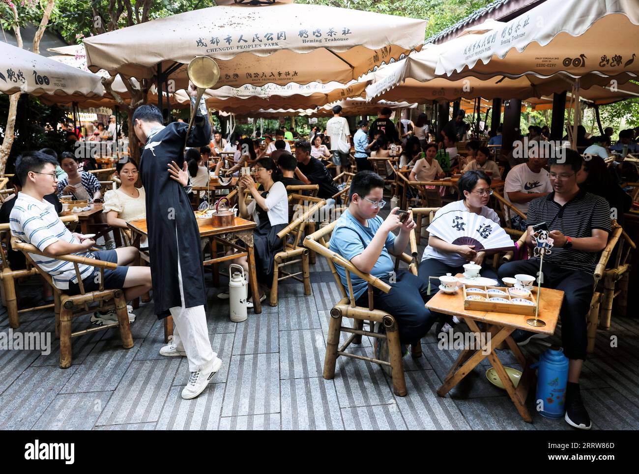 230814 -- CHENGDU, Aug. 14, 2023 -- A man performs tea pouring at ...