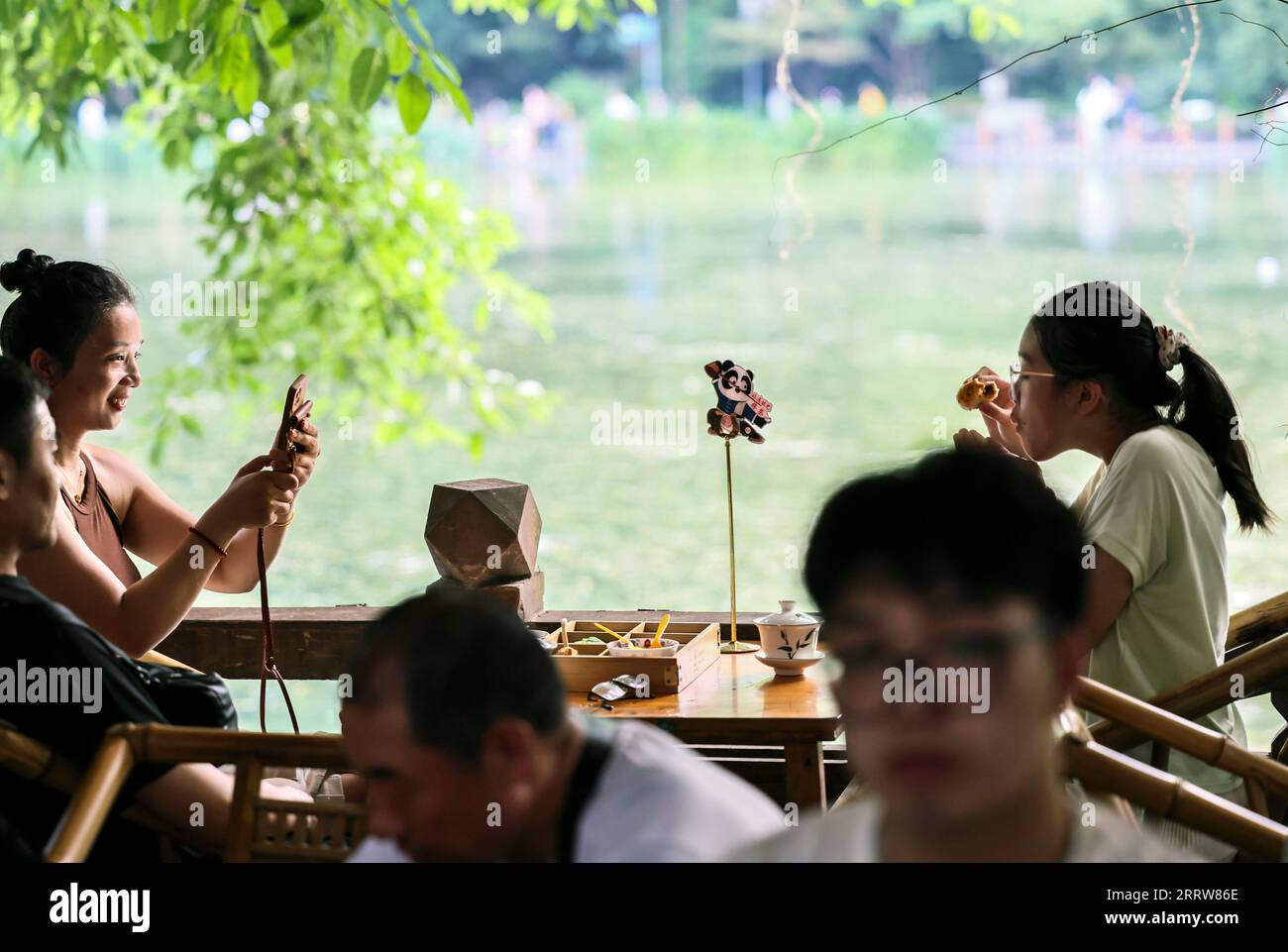 230814 -- CHENGDU, Aug. 14, 2023 -- A mother takes photos of her ...