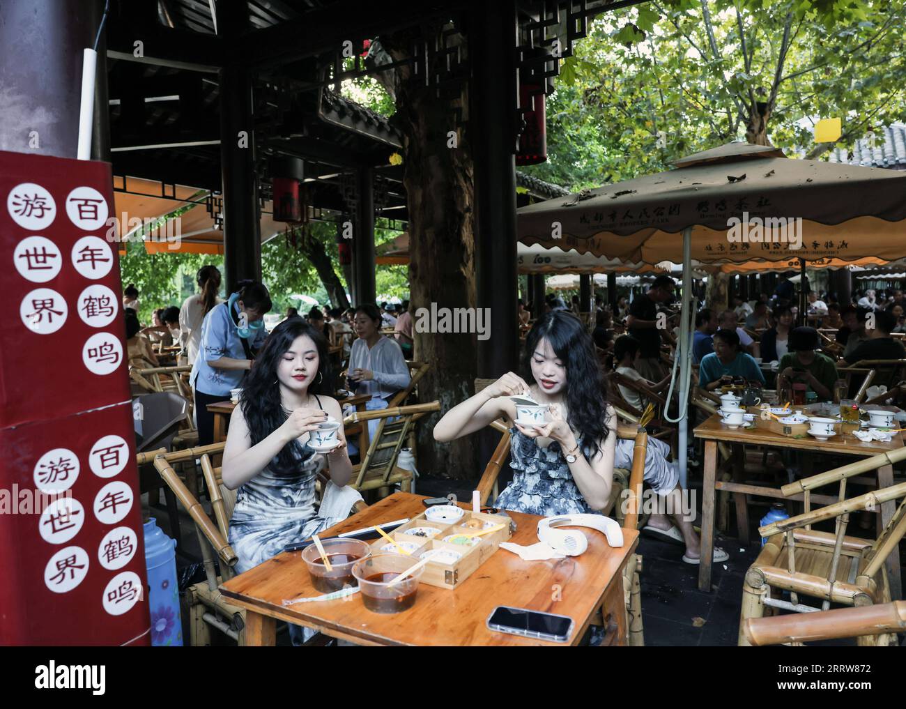 230814 -- CHENGDU, Aug. 14, 2023 -- Customers are seen at Heming tea ...