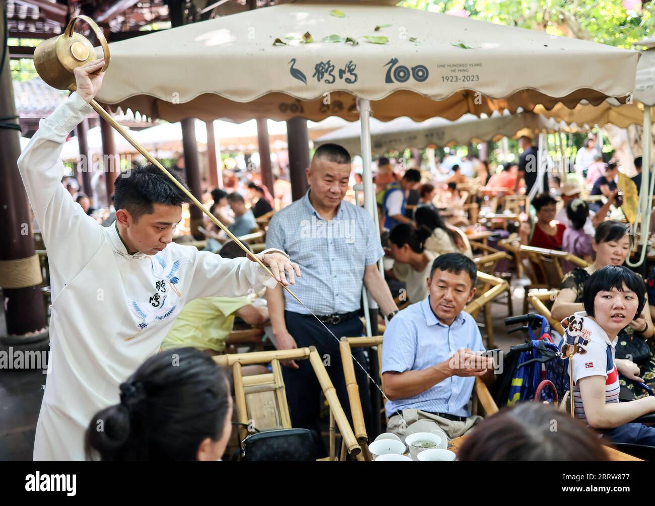 230814 -- CHENGDU, Aug. 14, 2023 -- A man performs tea pouring at ...