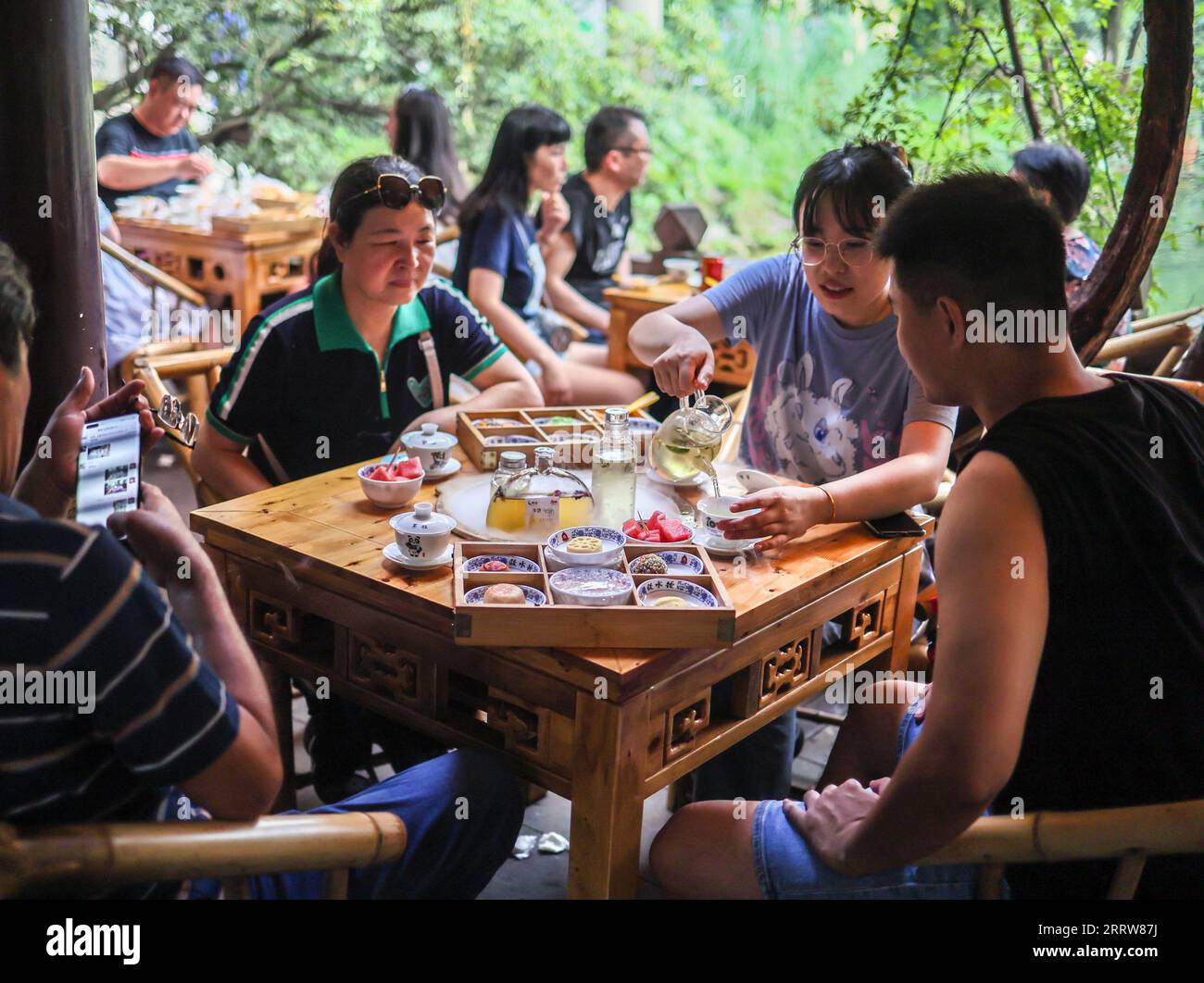 230814 -- CHENGDU, Aug. 14, 2023 -- Customers are seen at Heming tea ...