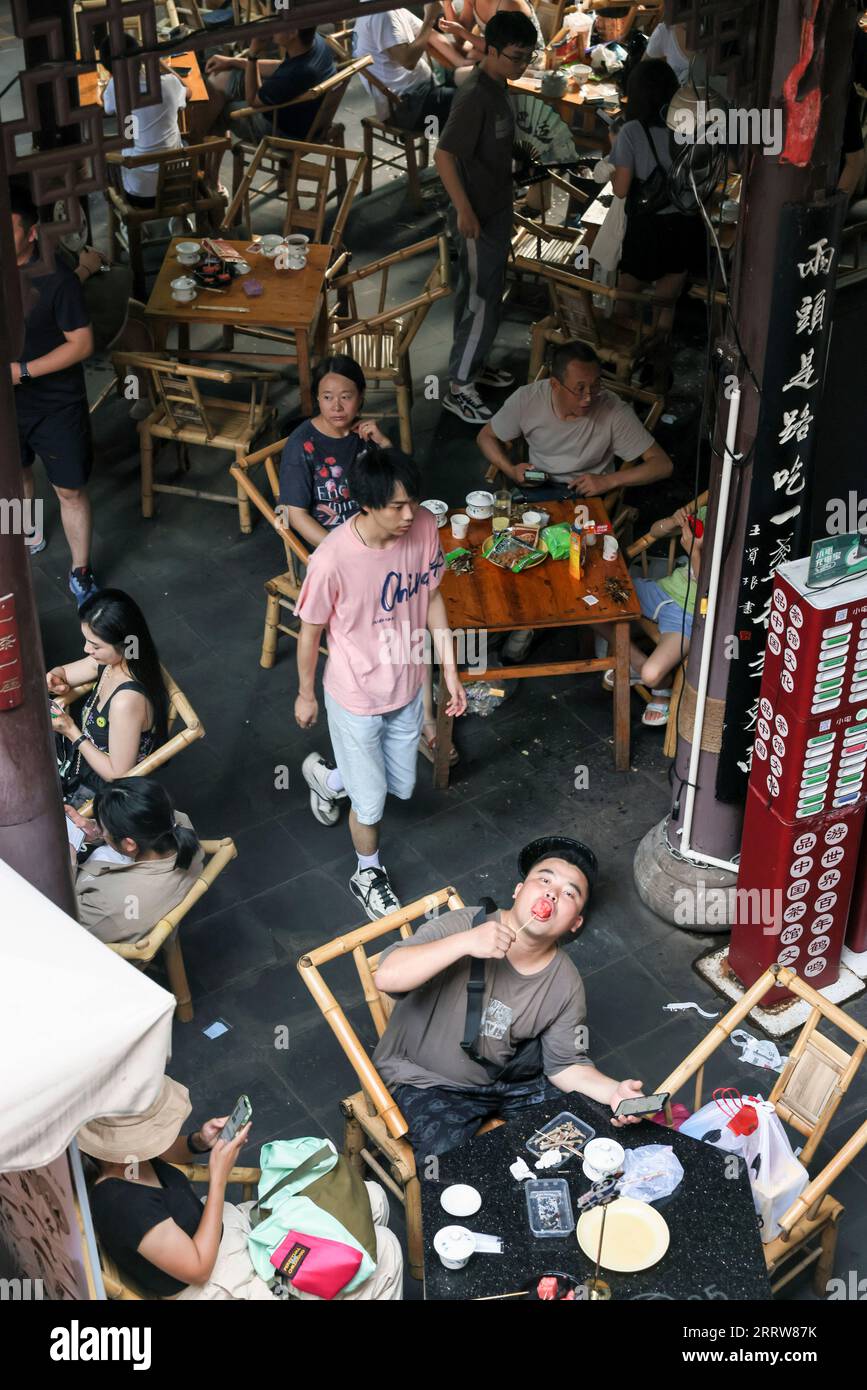230814 -- CHENGDU, Aug. 14, 2023 -- Customers are seen at Heming tea ...