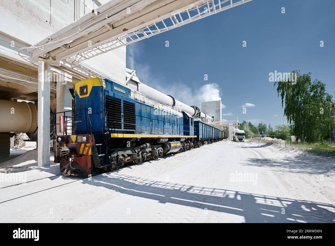 Locomotive moves cars across territory of silica plant Stock Photo - Alamy