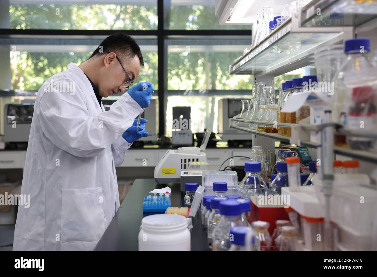 230817 -- TIANJIN, Aug. 17, 2023 -- Associate researcher Yang Jiangang ...