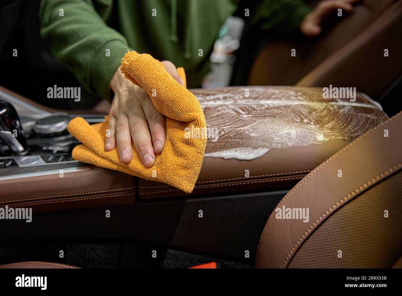 Car clean with tissue hi-res stock photography and images - Alamy