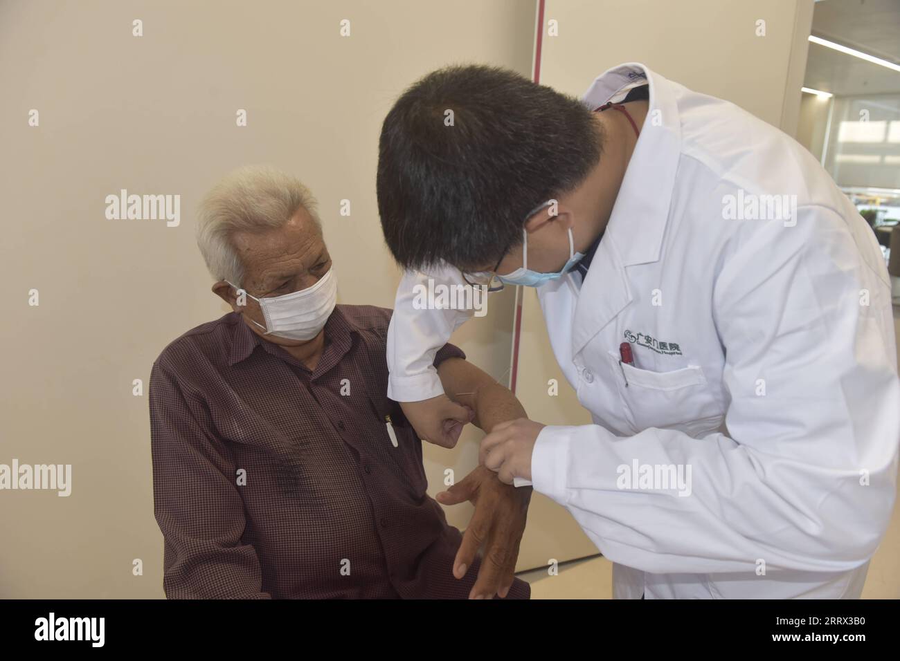 230818 -- PHNOM PENH, Aug. 18, 2023 -- A doctor of a Chinese medical ...