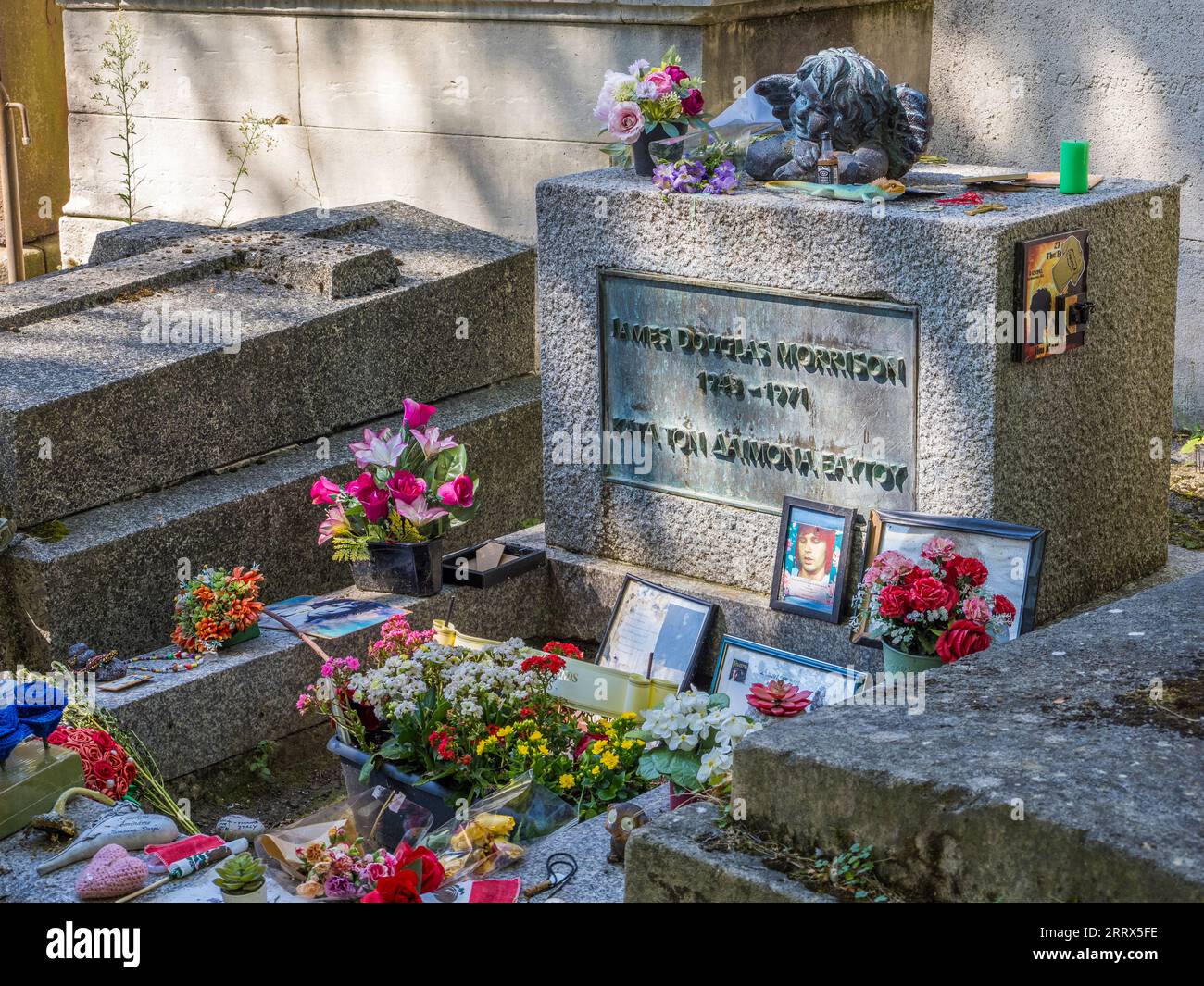 Jim Morrison Grave, Cimetière du Père-Lachaise, Cemetery, Paris, France ...