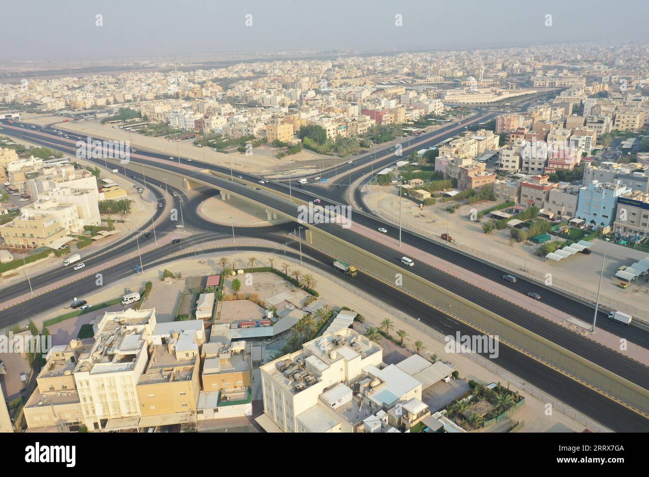 Kuwaiti road hi-res stock photography and images - Alamy