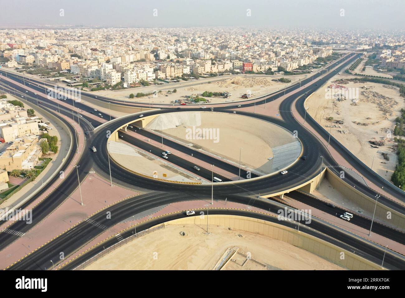 Kuwait roads hi-res stock photography and images - Alamy
