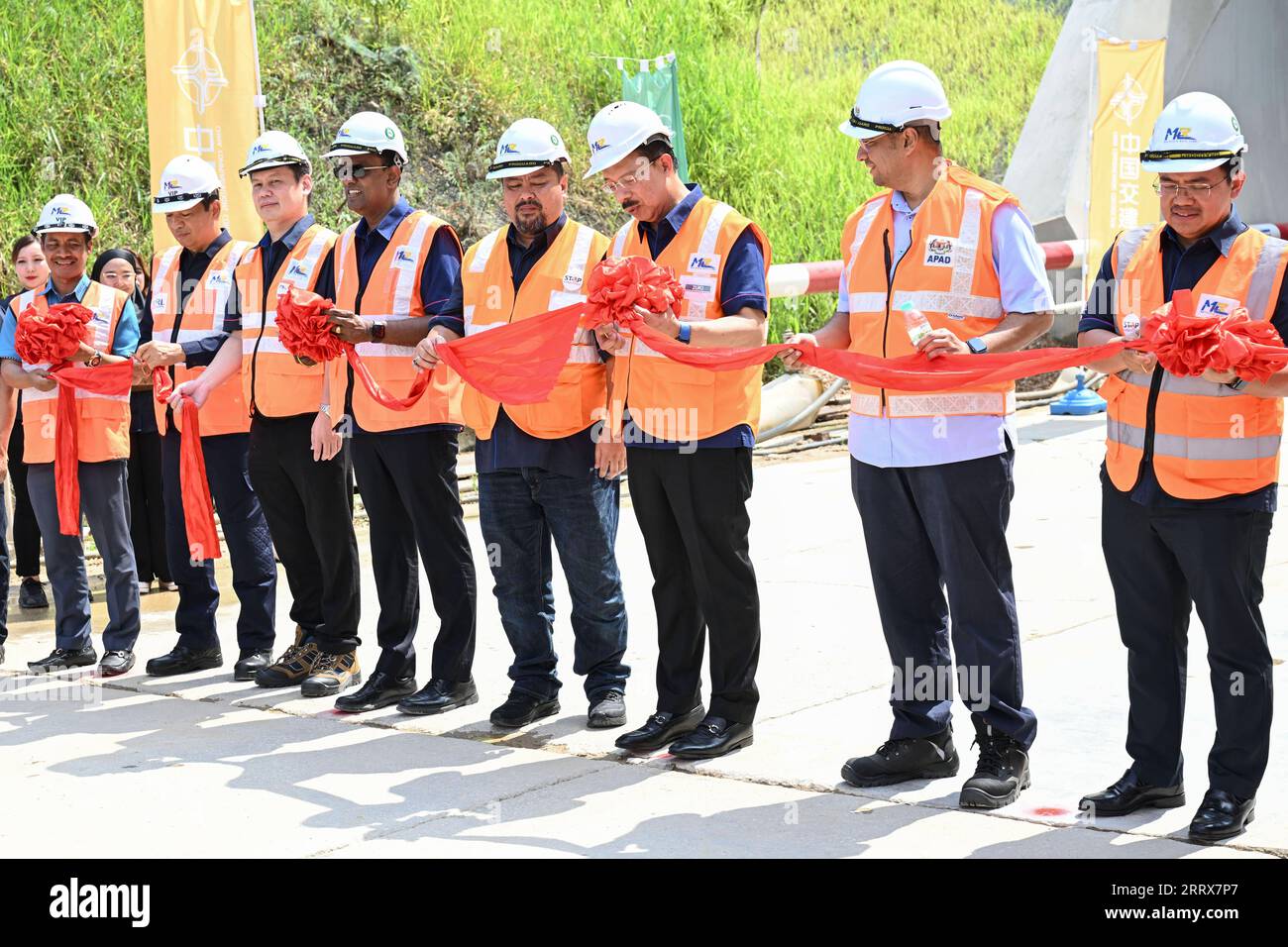 230825 -- KUALA LUMPUR, Aug. 25, 2023 -- People take part in a ...