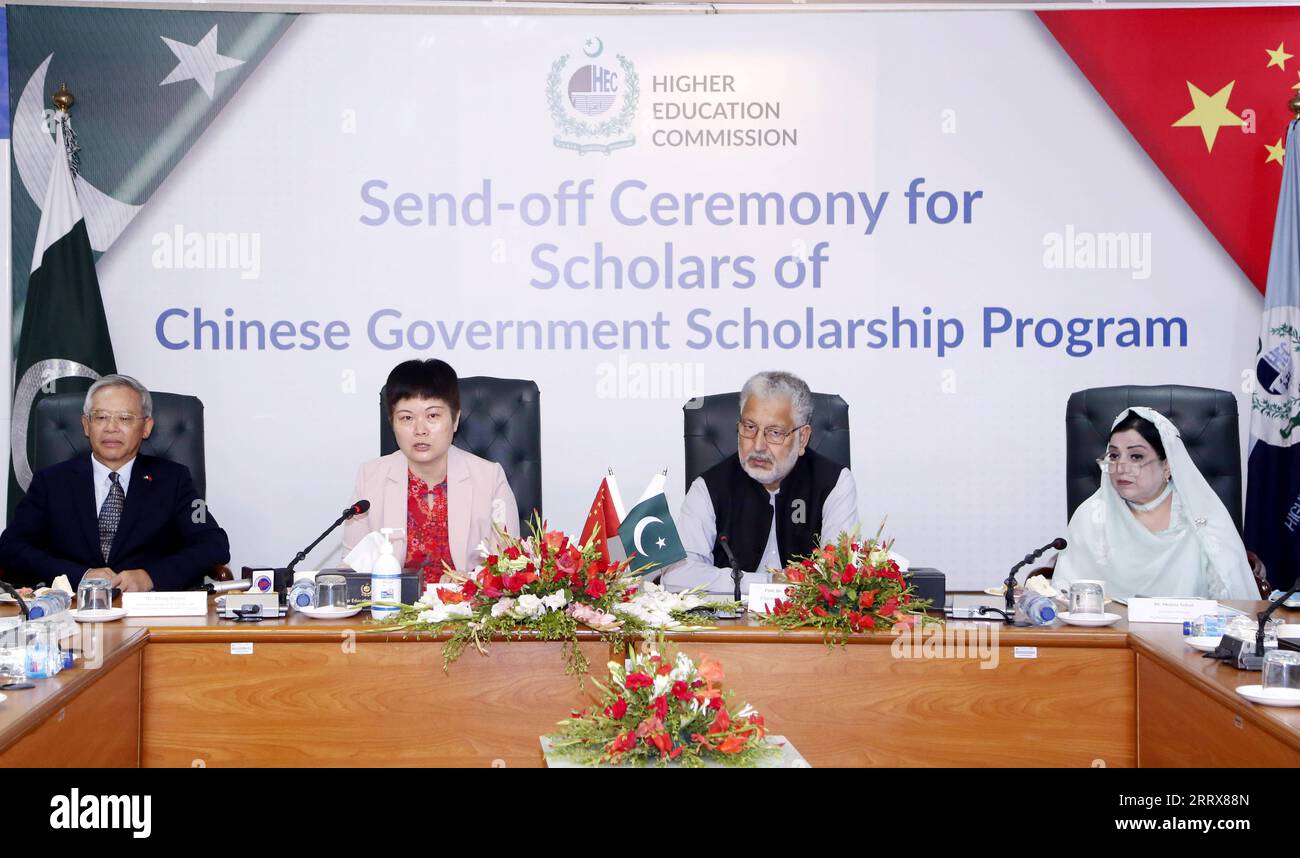 230827 -- ISLAMABAD, Aug. 27, 2023 -- Pang Chunxue 2nd L, charge d ...