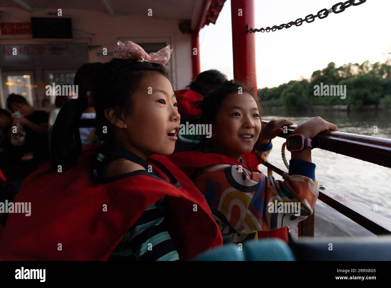 230828 -- HARBIN, Aug. 28, 2023 -- Visitors take a sightseeing boat on ...