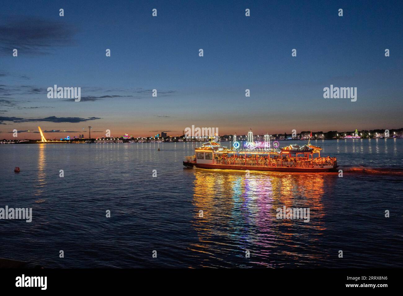 230828 -- HARBIN, Aug. 28, 2023 -- Visitors take a sightseeing boat on ...