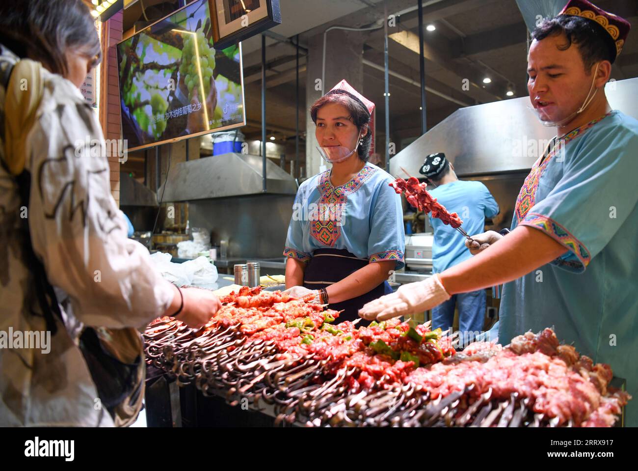 230829 -- URUMQI, Aug. 29, 2023 -- Customers select barbecue at the ...
