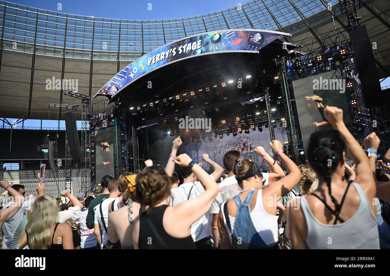 Berlin, Germany. 09th Sep, 2023. The crowd celebrates in front of the ...