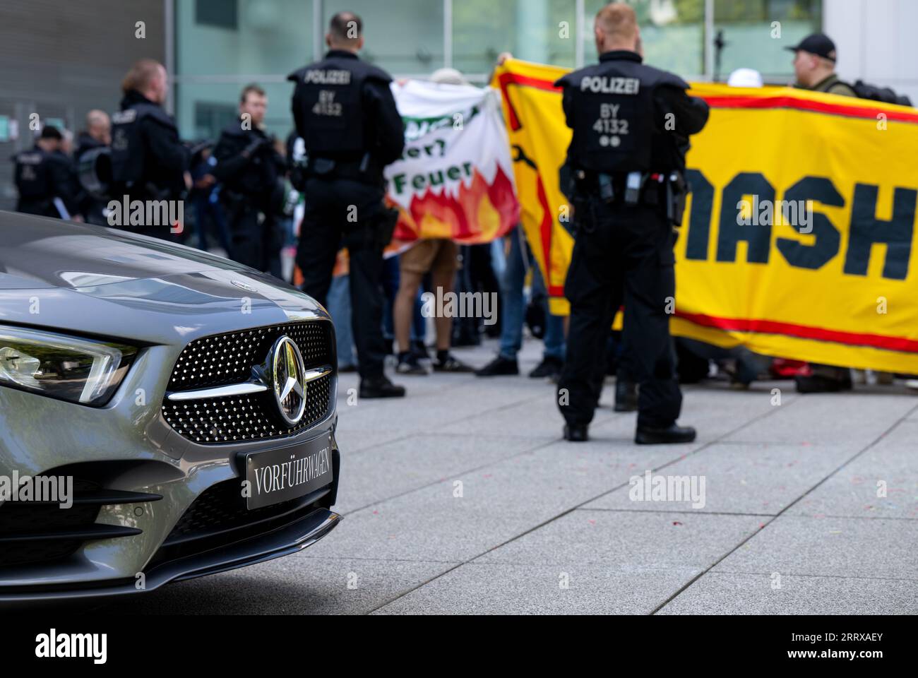 09 September 2023, Múnich: Climate activists and police officers during ...