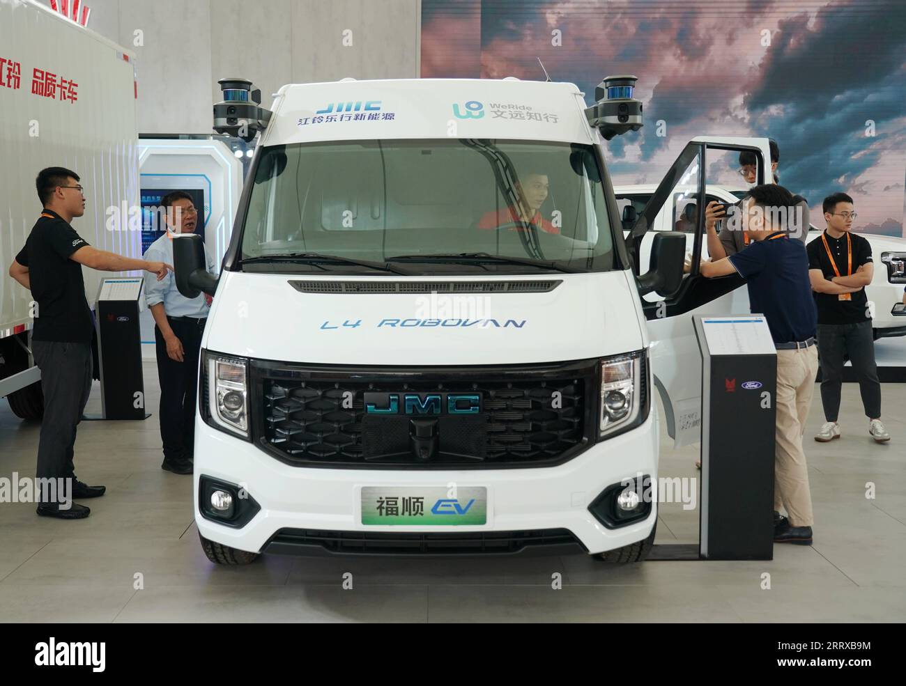 230902 -- BEIJING, Sept. 2, 2023 -- Visitors view an L4-level auto ...